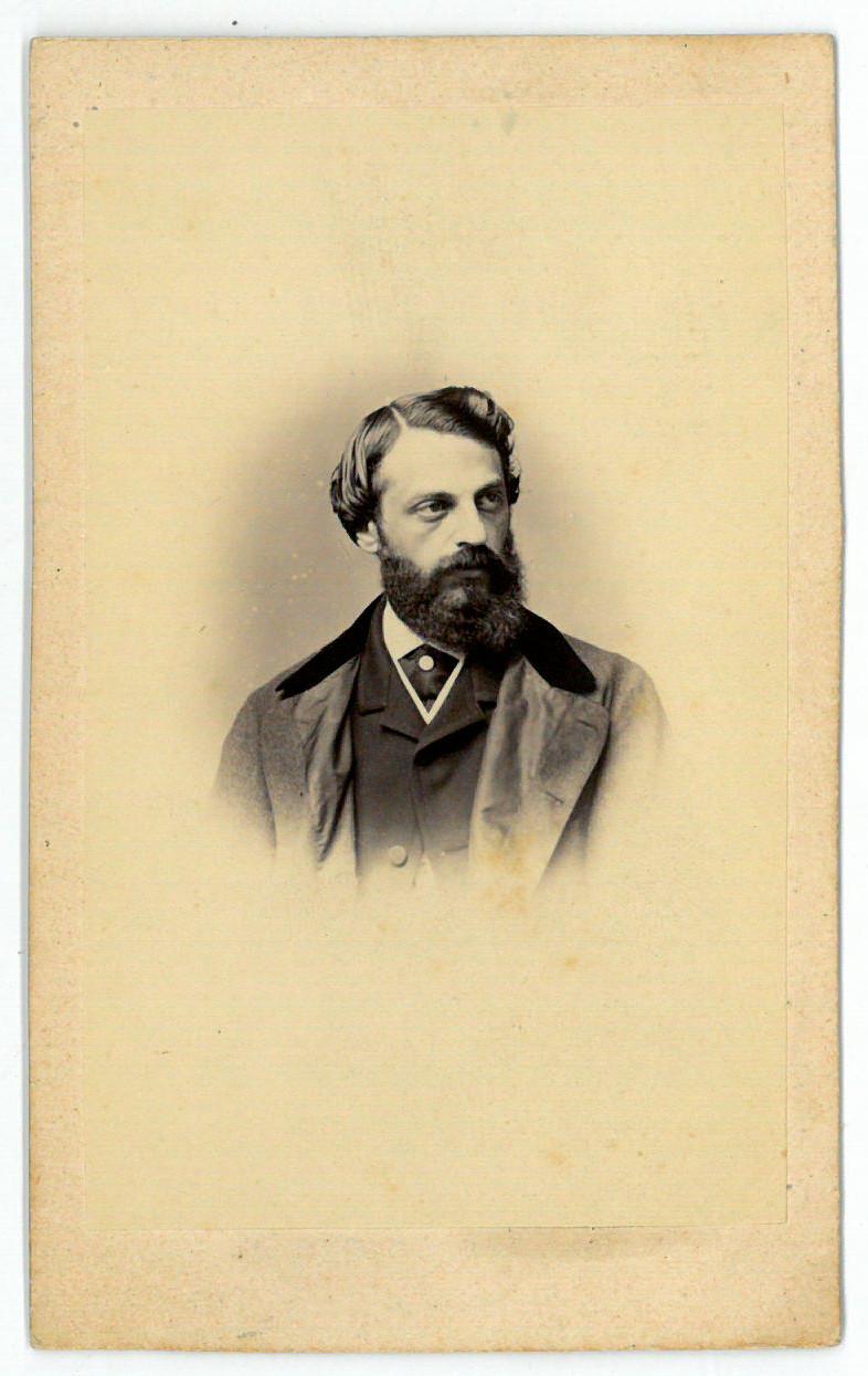 Originalportraitphotographie mit eigenh. Widmung und U. verso. by Frank ...