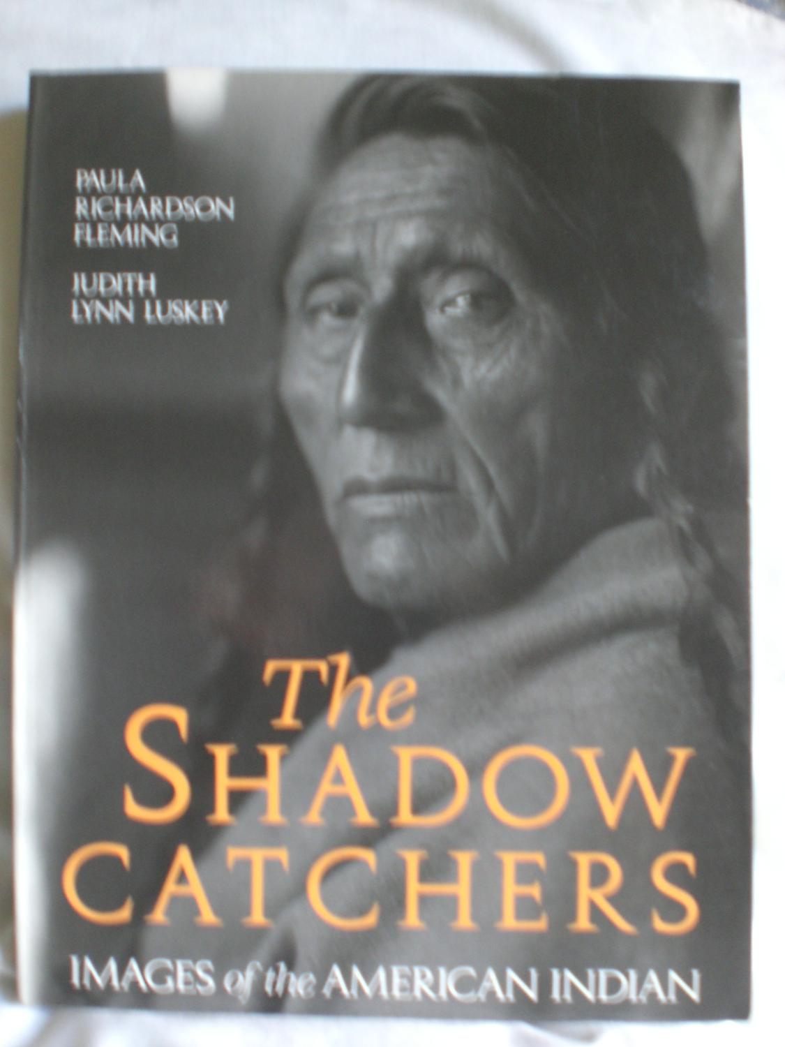The Shadow Catchers : Images of the American Indian de Fleming, Paula ...