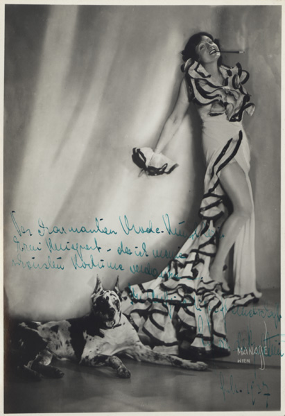 Glamourportrait von Sylvia de Bottoni, ganze Figur in langem Kleid mit ...