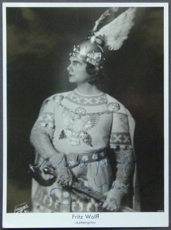 Original-Fotografie von Fayer, Wien. Von Fritz Wolff mit dunkelblauer ...