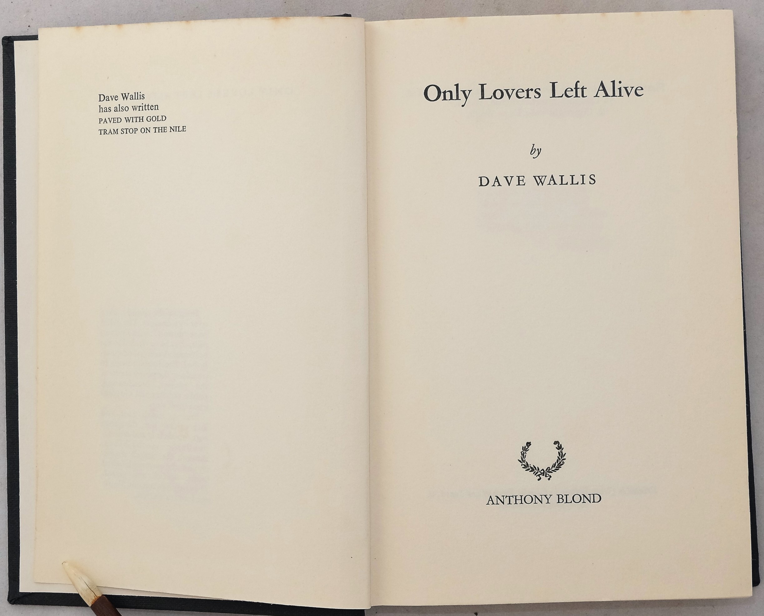 Only Lovers Left Alive by Dave Wallis: Bien Encuadernación de tapa dura (1964) 1ª Edición ...