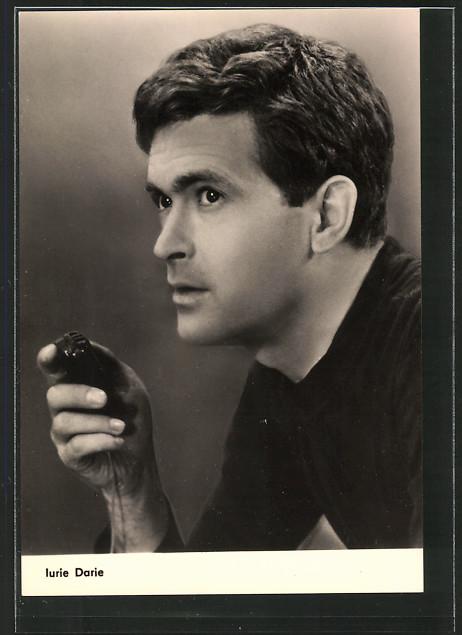 Ansichtskarte Schauspieler Iurie Darie mit Stoppuhr porträtiert ...