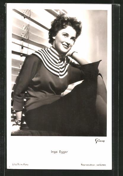 Ansichtskarte Schauspielerin Inge Egger lächelnd an Fenster sitzend ...