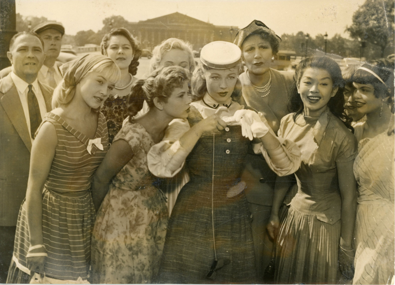 Scène du film "Paris coquin", Dany Robin et Mary Marquet, Paris, août ...