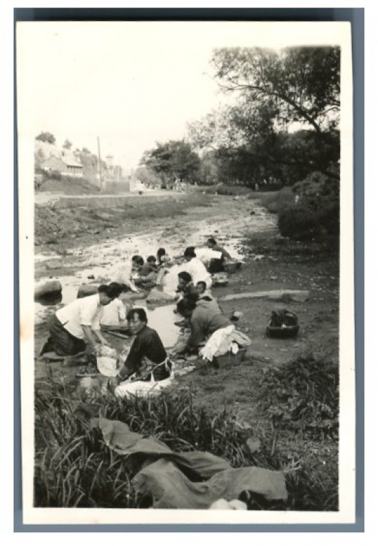 China, Chinese women washing clothes at the river by Photographie ...