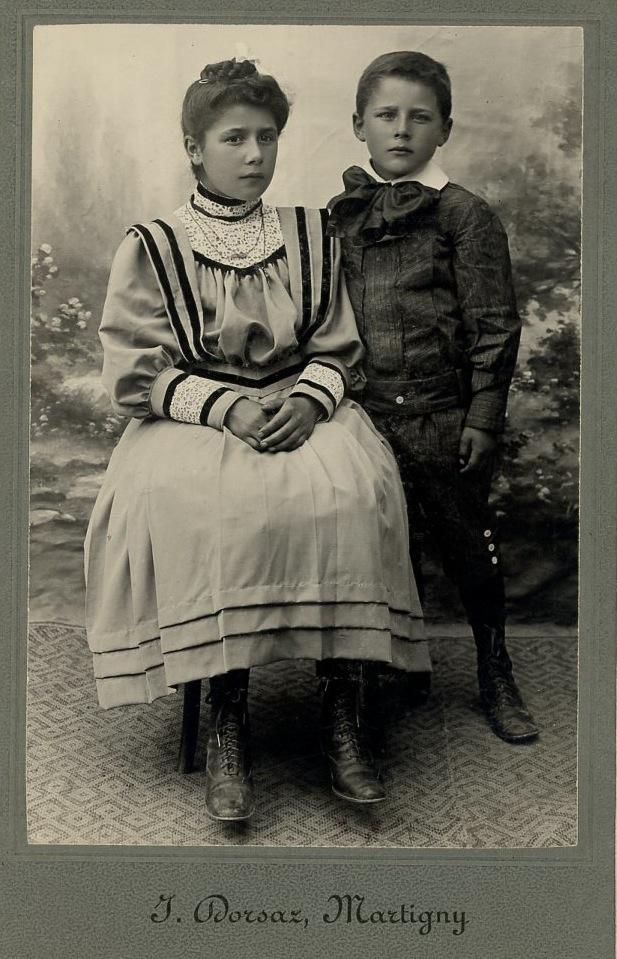 J. Dorsar, Frère et soeur posent by Photographie originale / Original ...