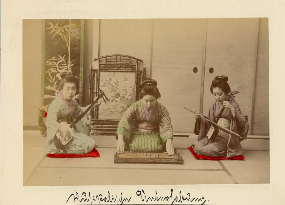 Japon, Playing on Samisen, Yokin and Kokin by Photographie originale ...
