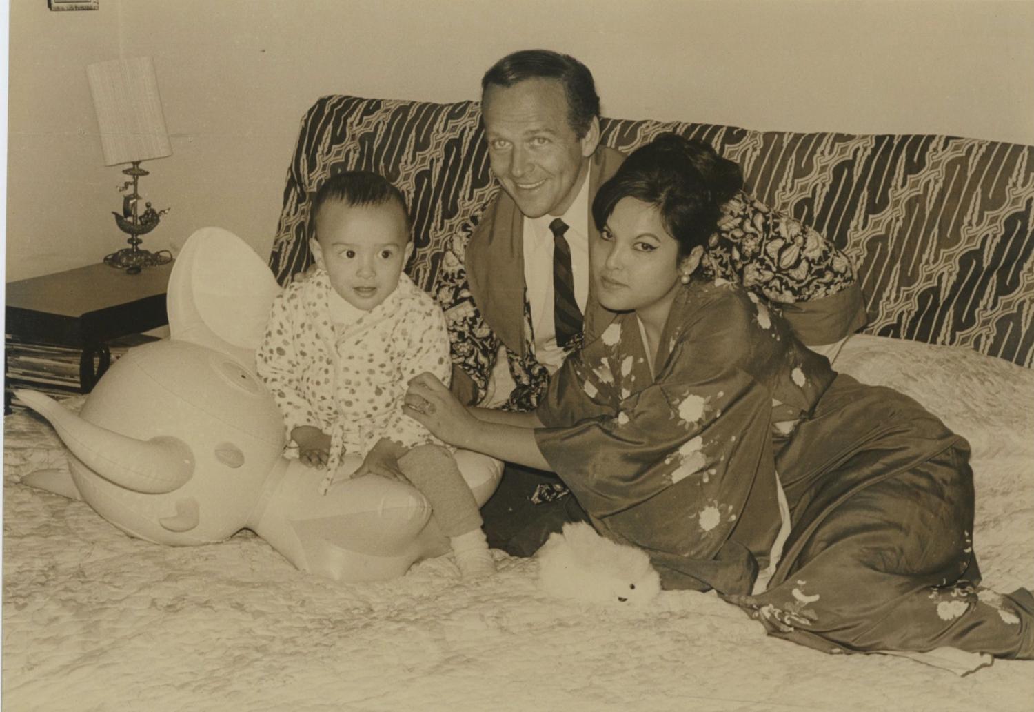 Frank Latimore con Rukmini Sukmawati e Christopher by Photographie ...