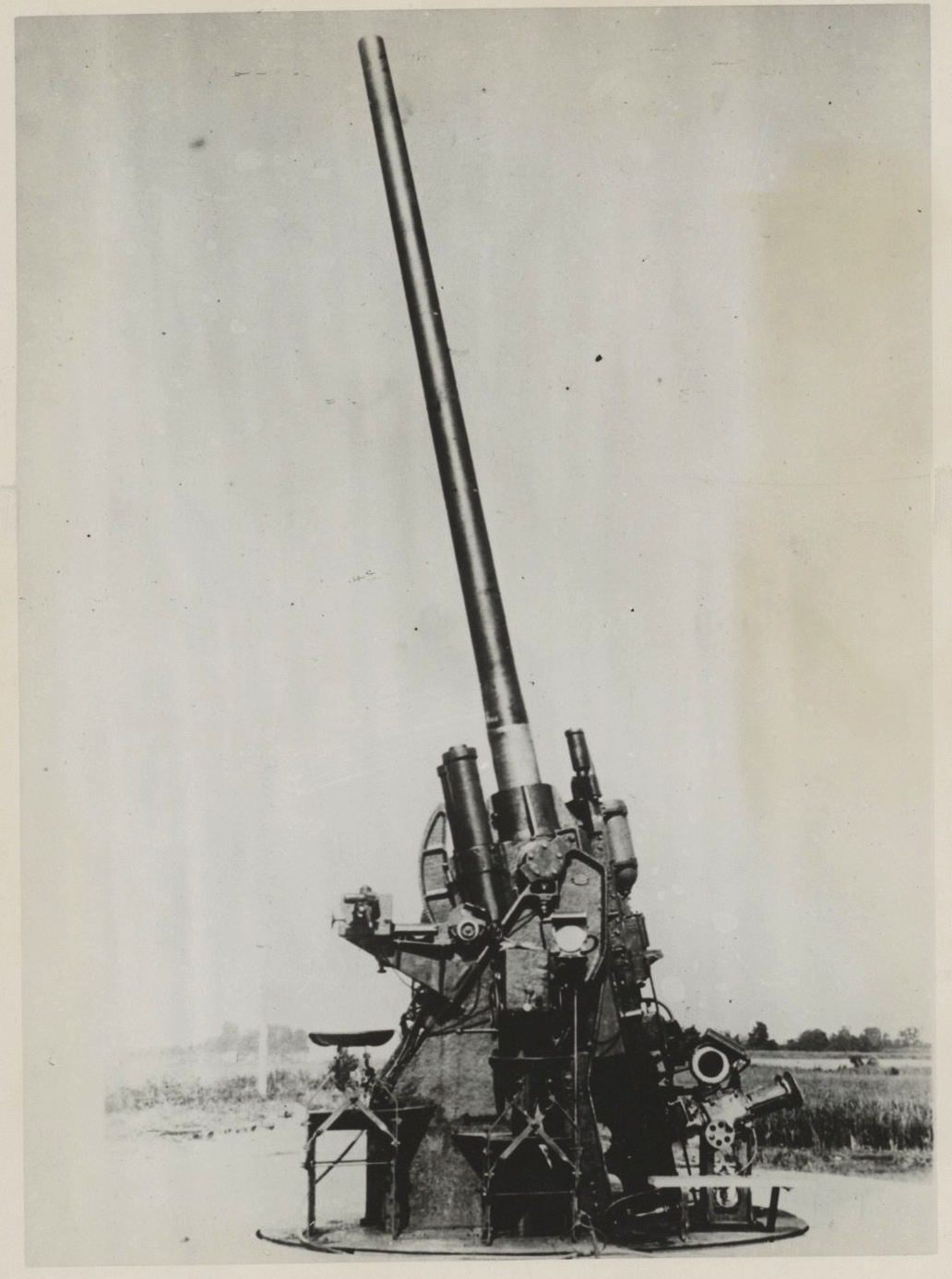 Canon anti-aérien, 1950 by Photographie originale / Original photograph ...