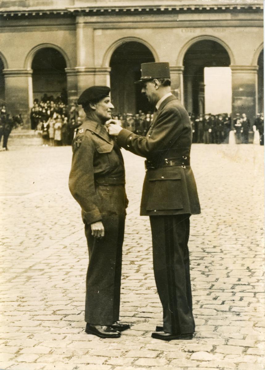 Paris, le général De Gaulle décore le maréchal Montgomery von ...
