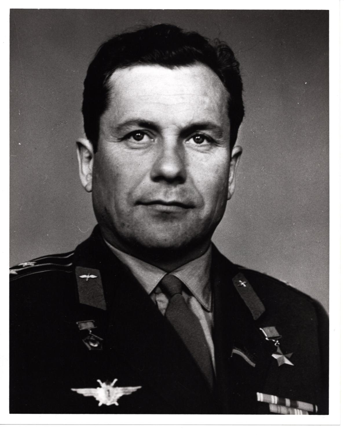 SIGNED PHOTOGRAPH OF RUSSIAN COSMONAUT PAVEL POPOVICH by Popovich ...