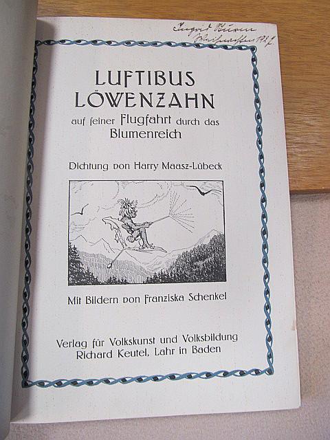 Luftibus Löwenzahn auf seiner Flugfahrt durch das Blumenreich. Mit ...