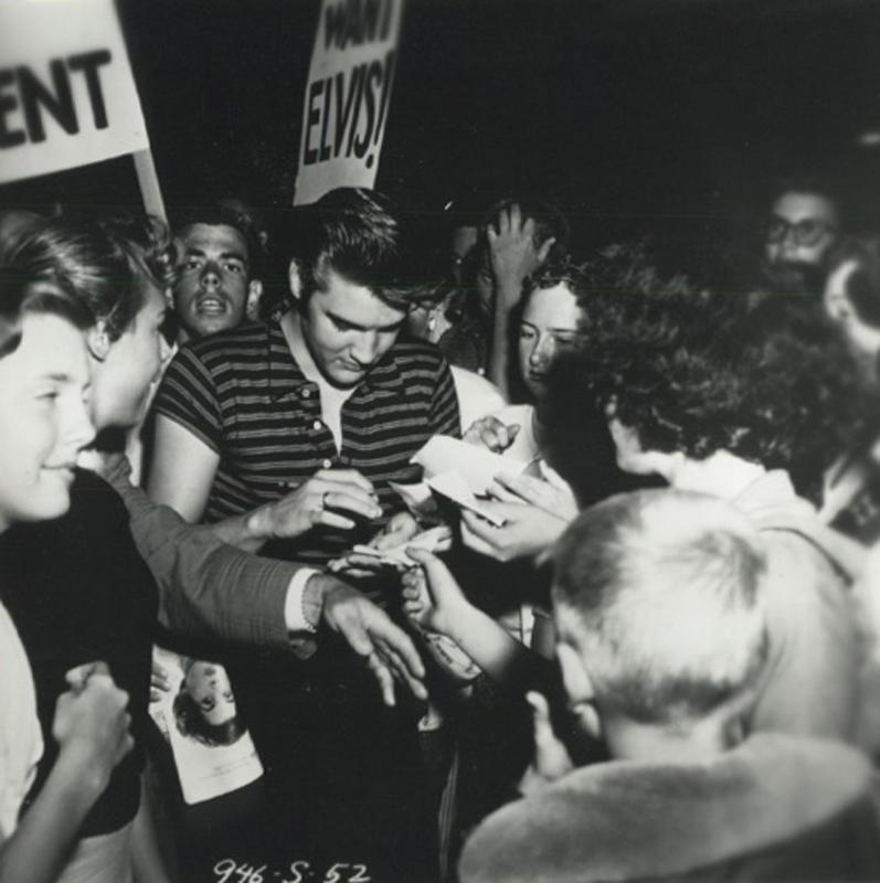 Elvis Signing Autographs, Photograph: Arte / Grabado / Póster | RoGallery