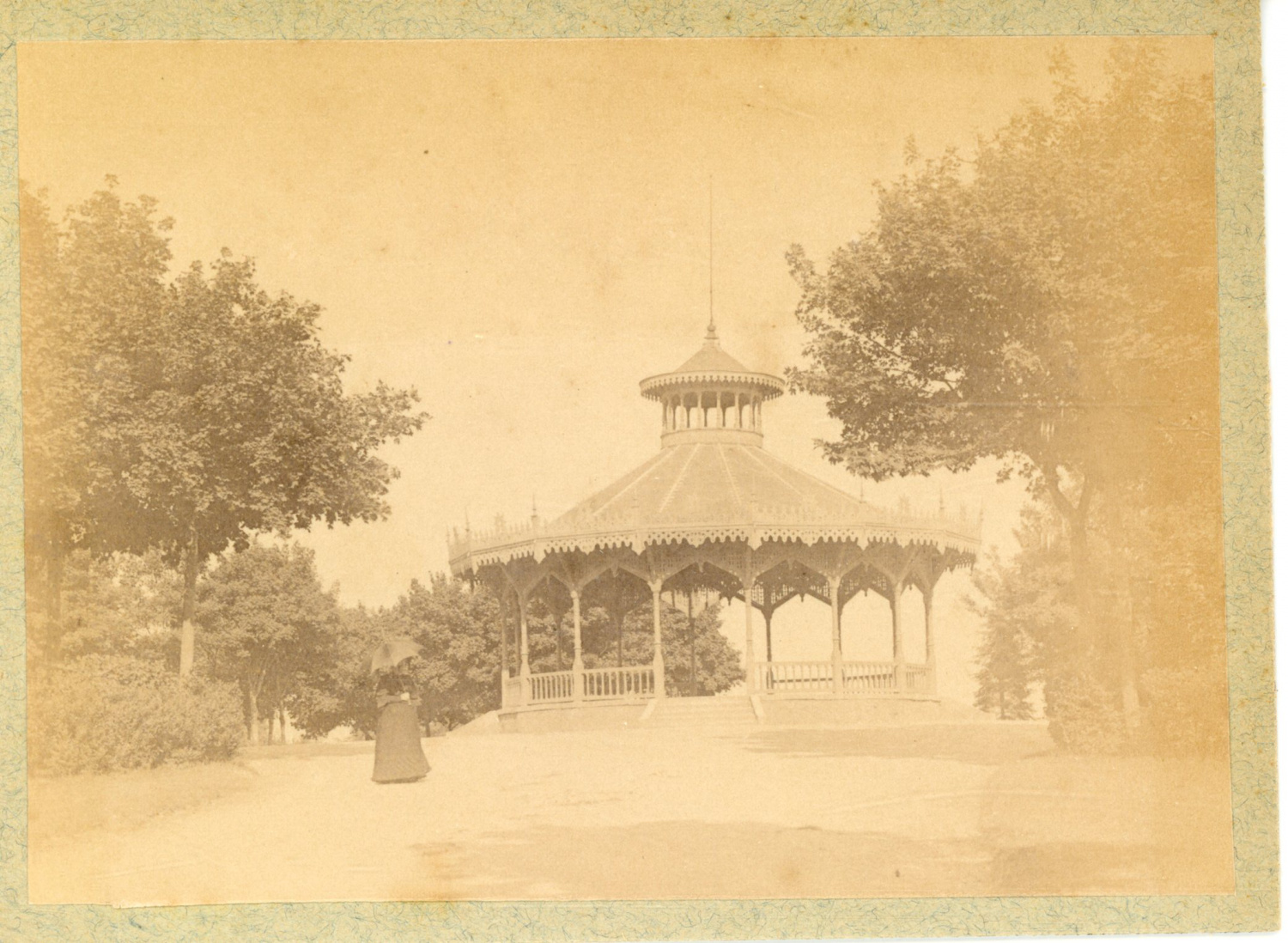 France, Paris, le bois de Vincennes, vue sur le kiosque by Photographie ...