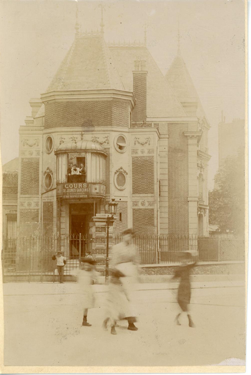 France, Paris, cours de jeunes garçons, 57 rue Théophile Gautier by ...