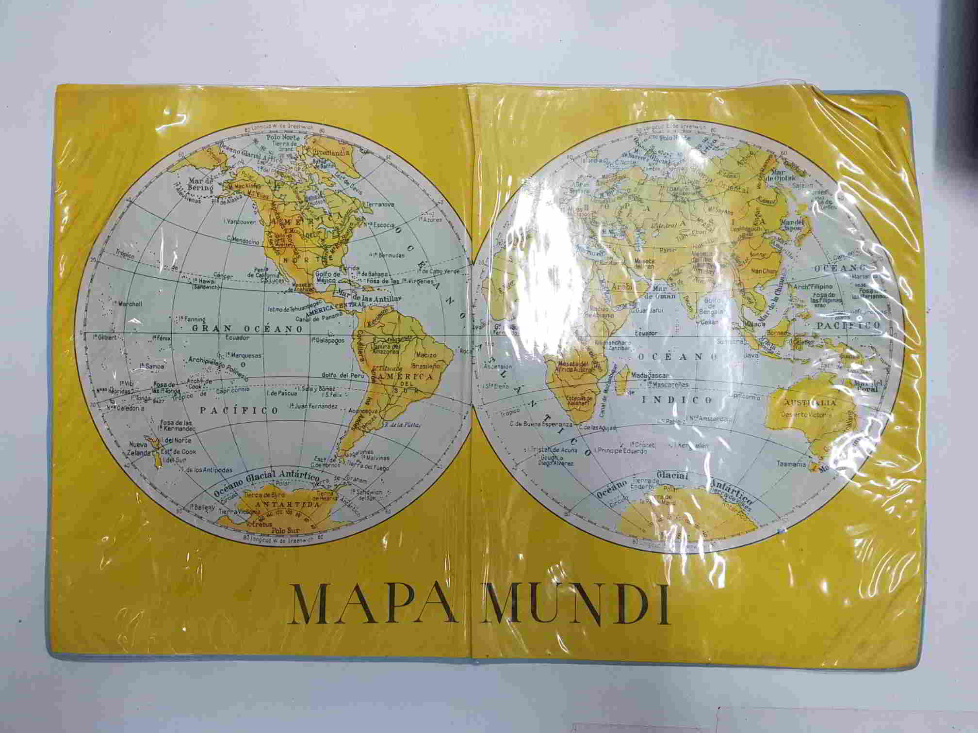 Mapas: Mapamundi fisico de papel con funda plastificada by Varios ...