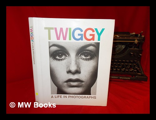 Twiggy : a life in photographs / with contributions by Terence Pepper ...