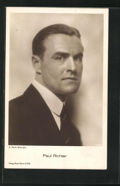 Ansichtskarte Schauspieler Paul Richter in Anzug mit ernstem Blick: Manuskript ...