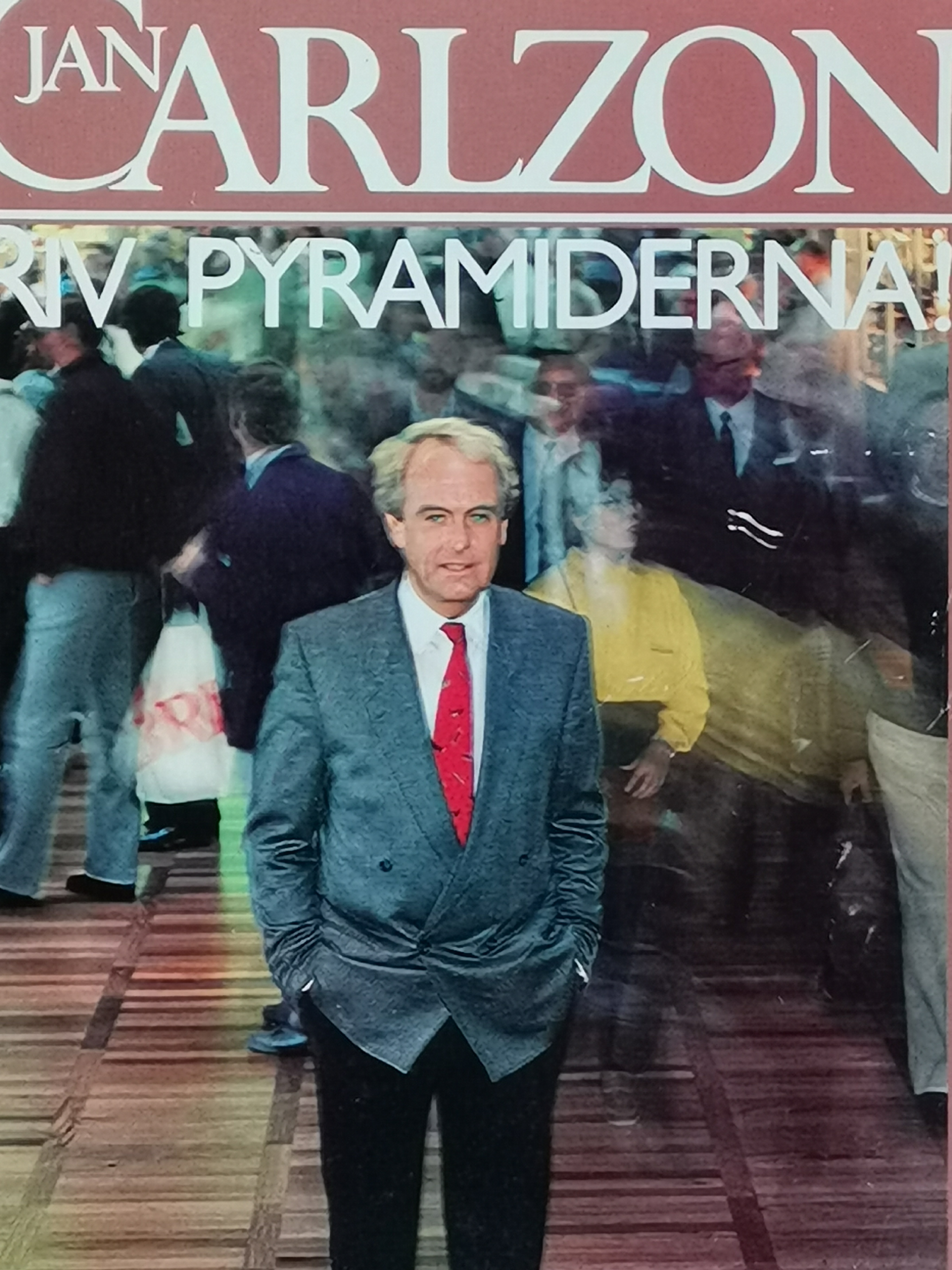 Riv pyramiderna!: En bok om den nya ma?nniskan, chefen och ledaren ...