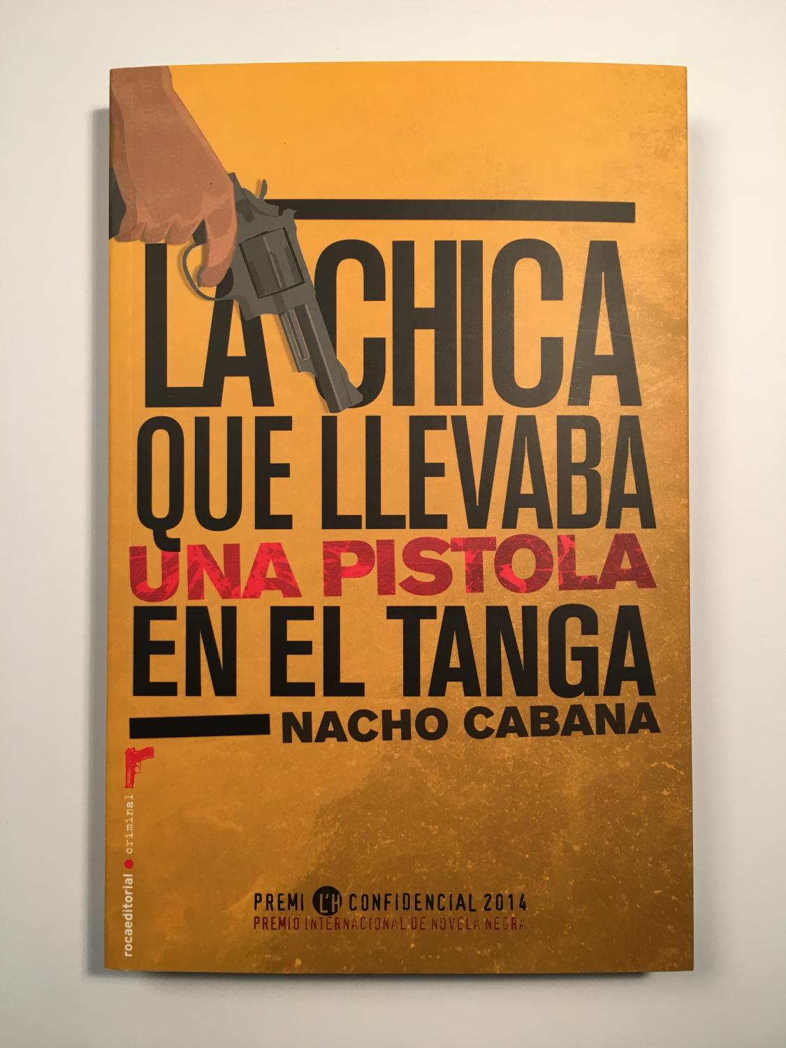 La chica que llevaba una pistola en el tanga by Nacho Cabana: Excelente Encuadernación de tapa ...