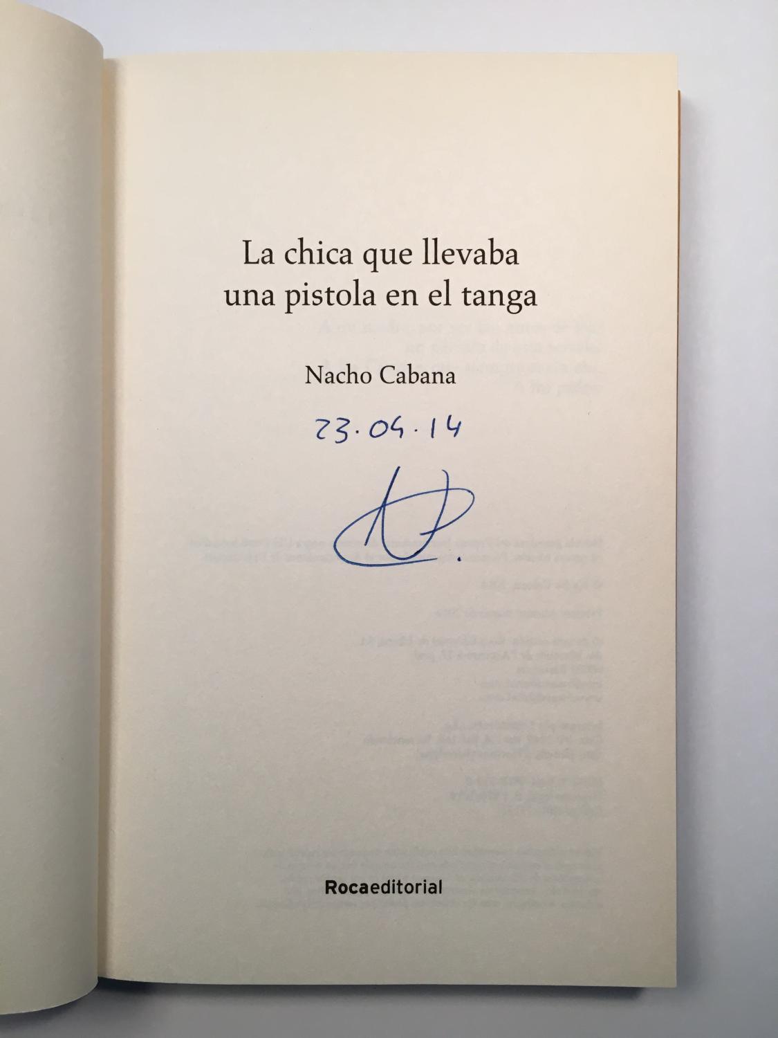 La chica que llevaba una pistola en el tanga by Nacho Cabana: Excelente Encuadernación de tapa ...