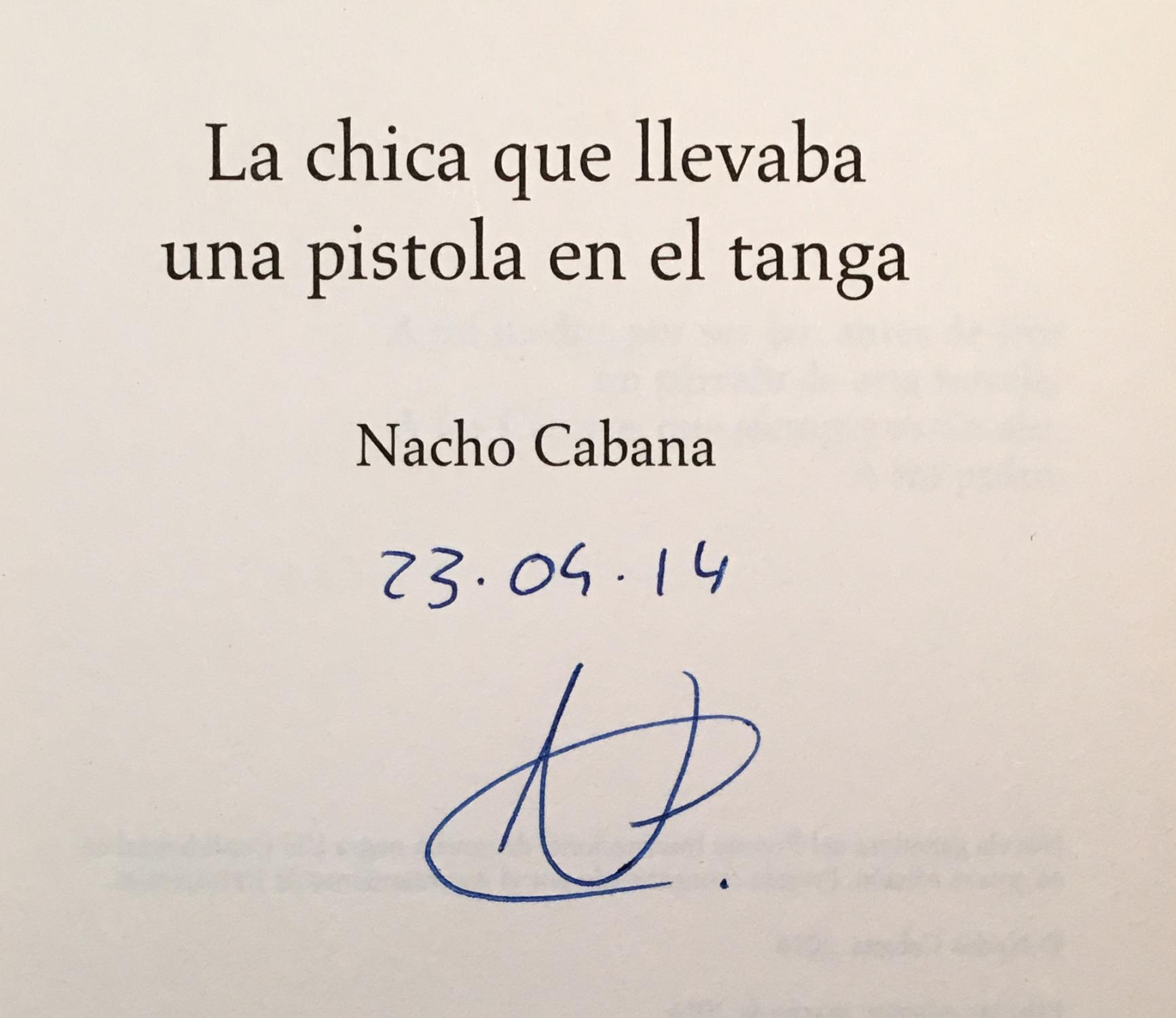 La chica que llevaba una pistola en el tanga by Nacho Cabana: Excelente Encuadernación de tapa ...