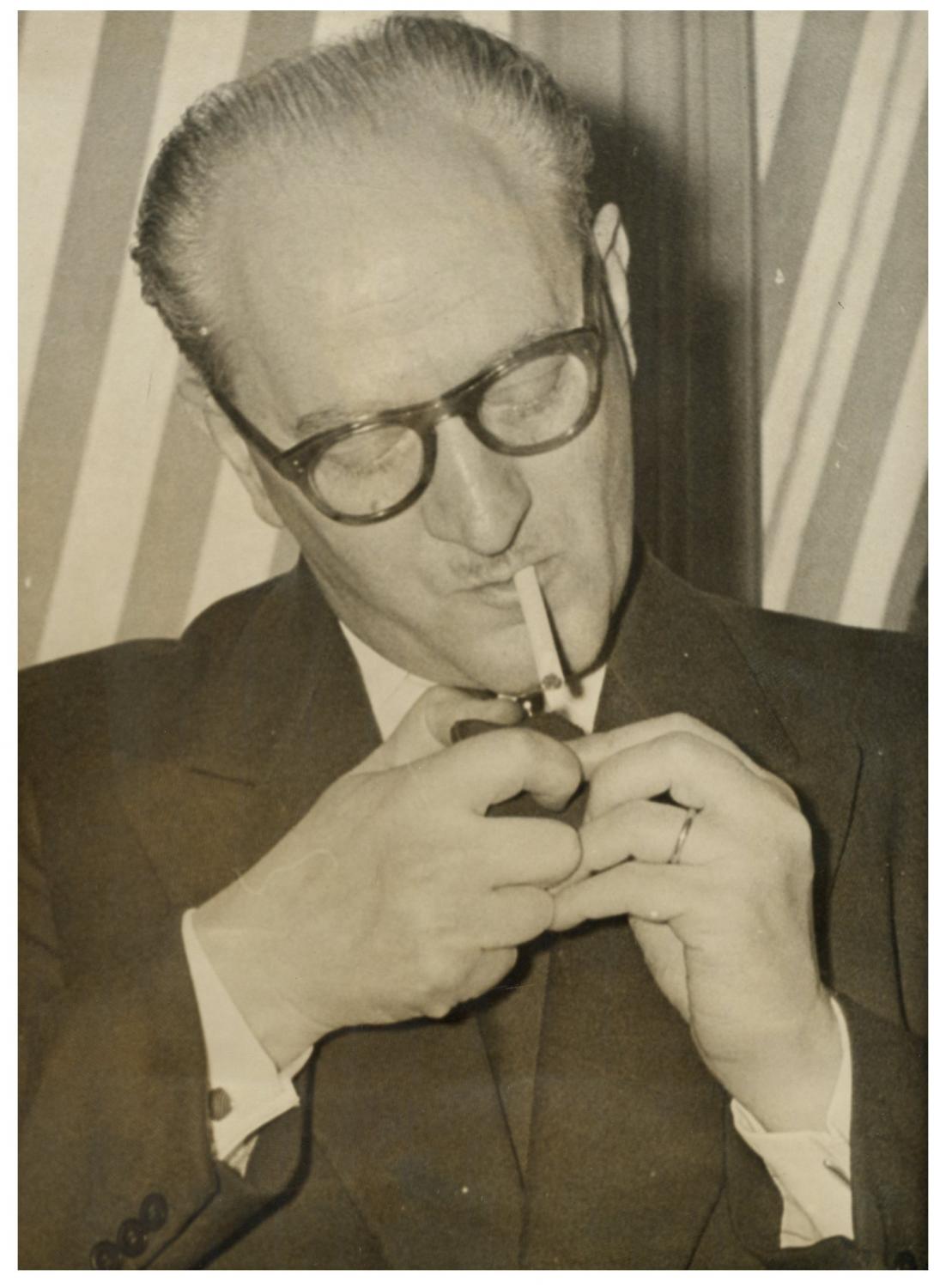 M. Guy Mollet à Paris von Photographie originale / Original photograph ...