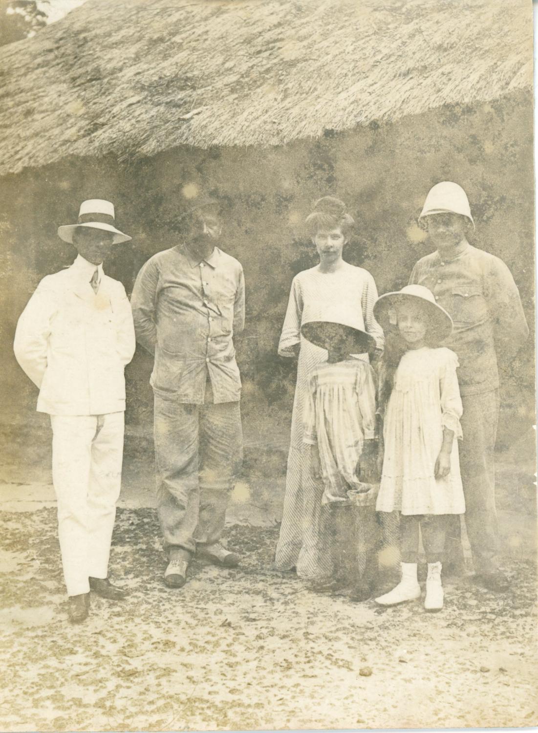 Indochine, Annam, Famille d'un administrateur colonial, ca.1899 ...