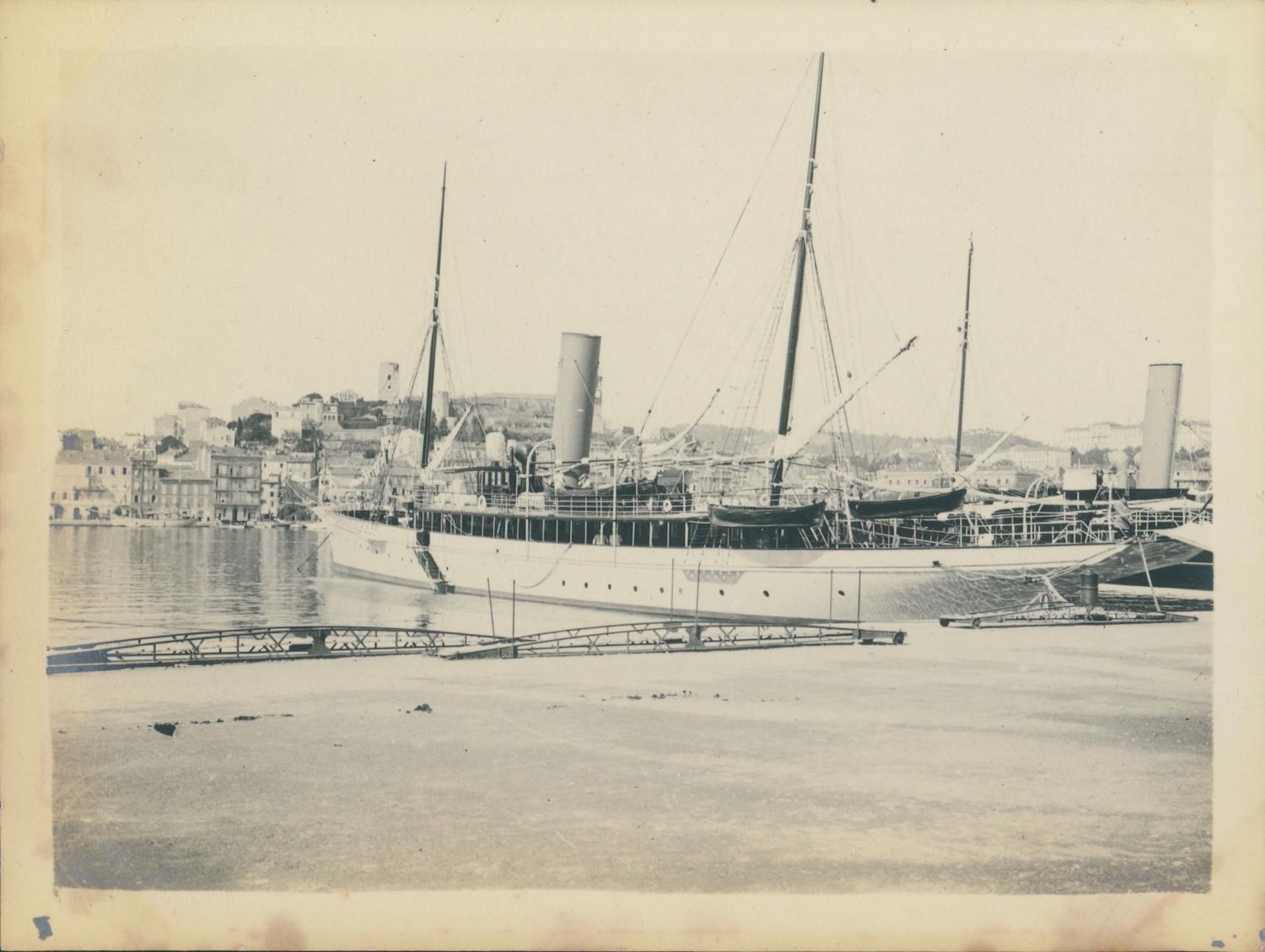 France, Cannes, navire dans le port, 1910, Vintage silver print von ...