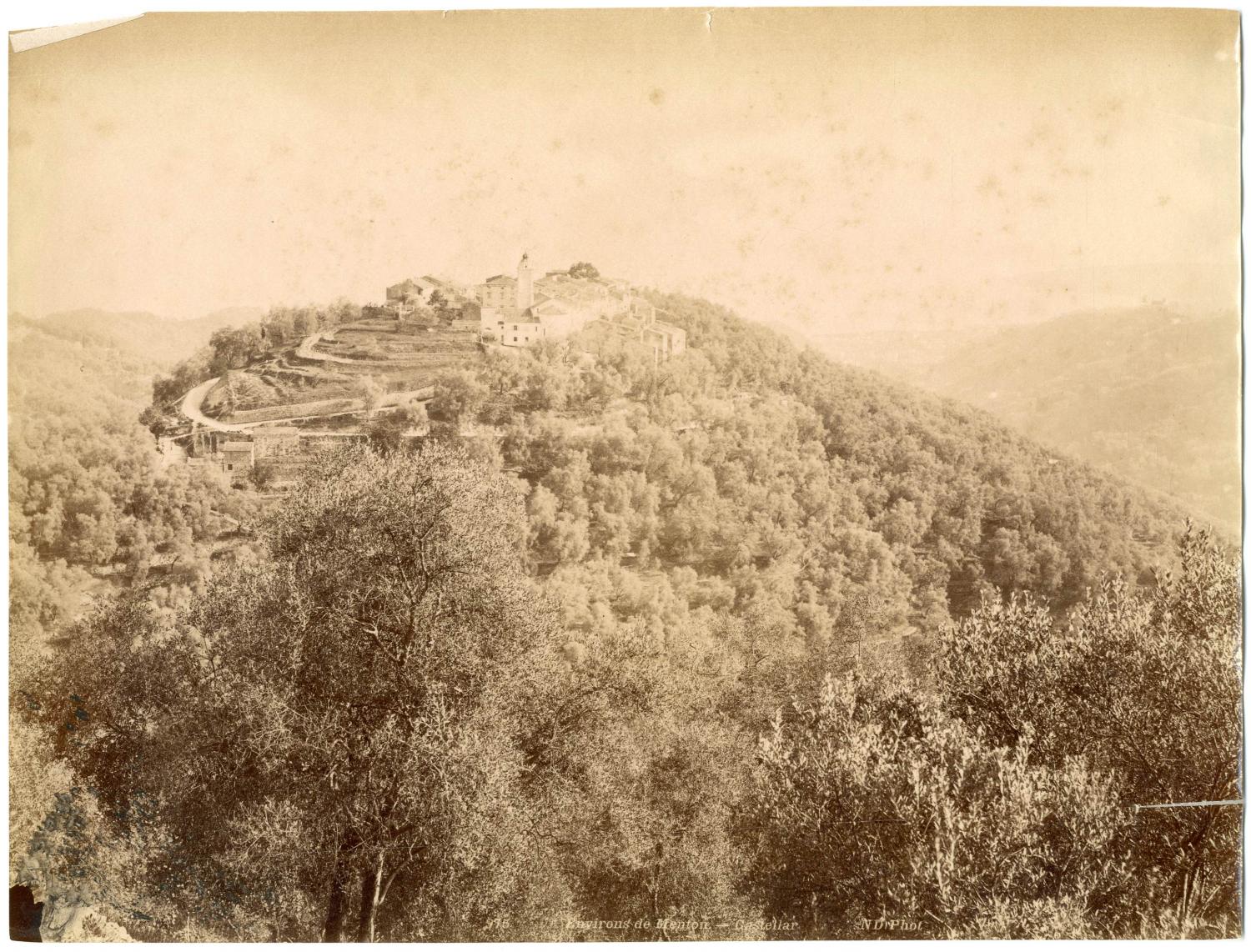 France, Castellar, vue panoramique du village, près de Menton by ...