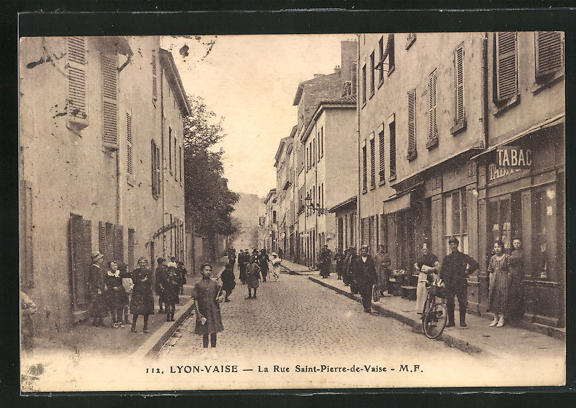 Carte postale Lyon-Vaise, La Rue Saint-Pierre-de-Vaise, vue de la rue ...