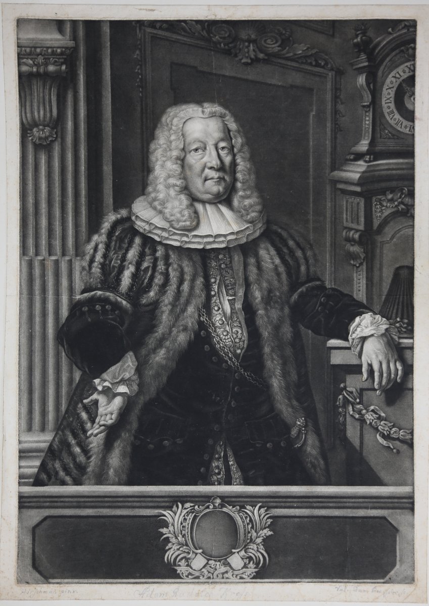 Halbporträt von vorn, mit der linken Hand an ein Möbel gelehnt ...