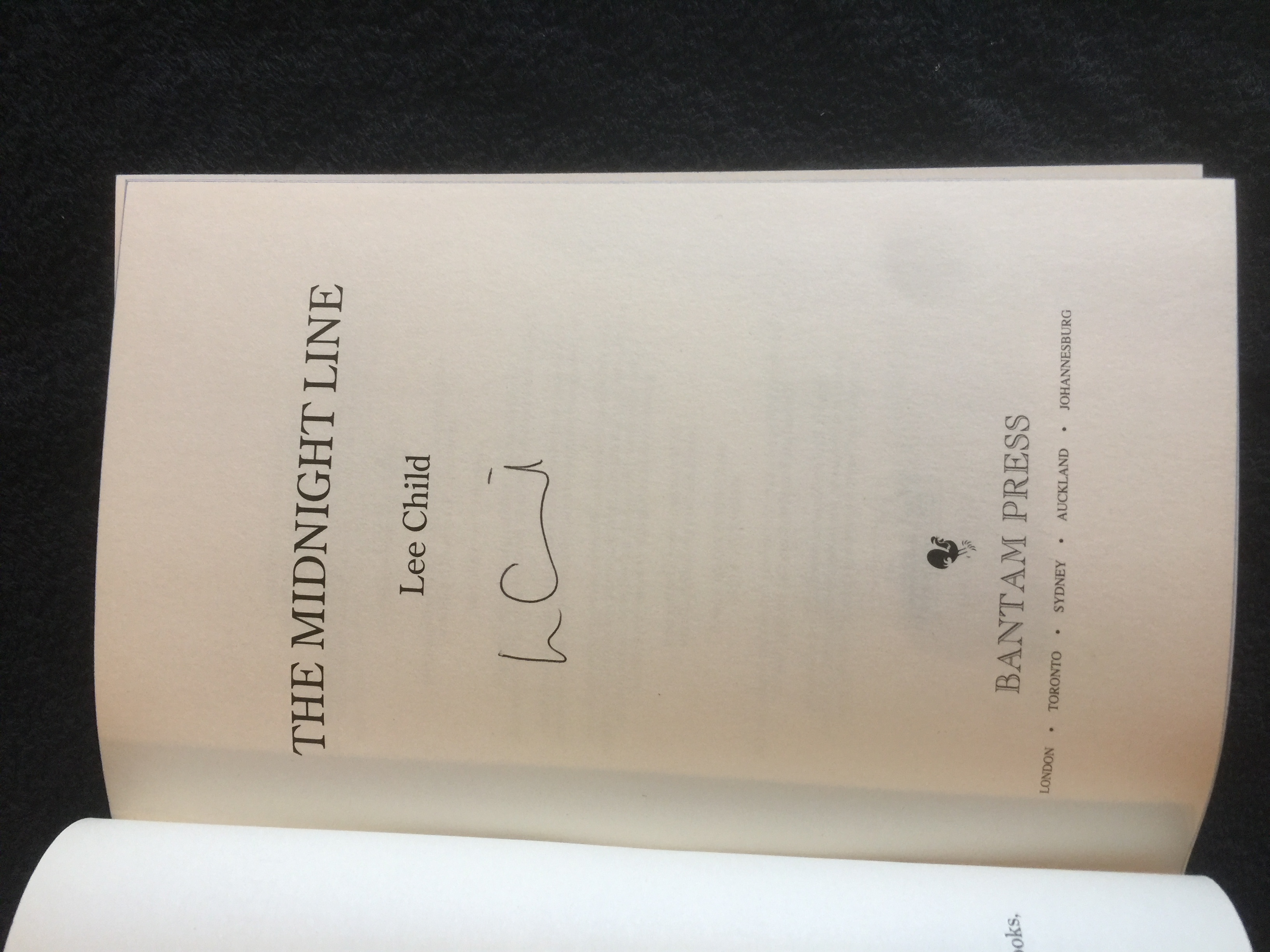 The Midnight Line: (Jack Reacher 22) - signed by Lee Child with blue ...