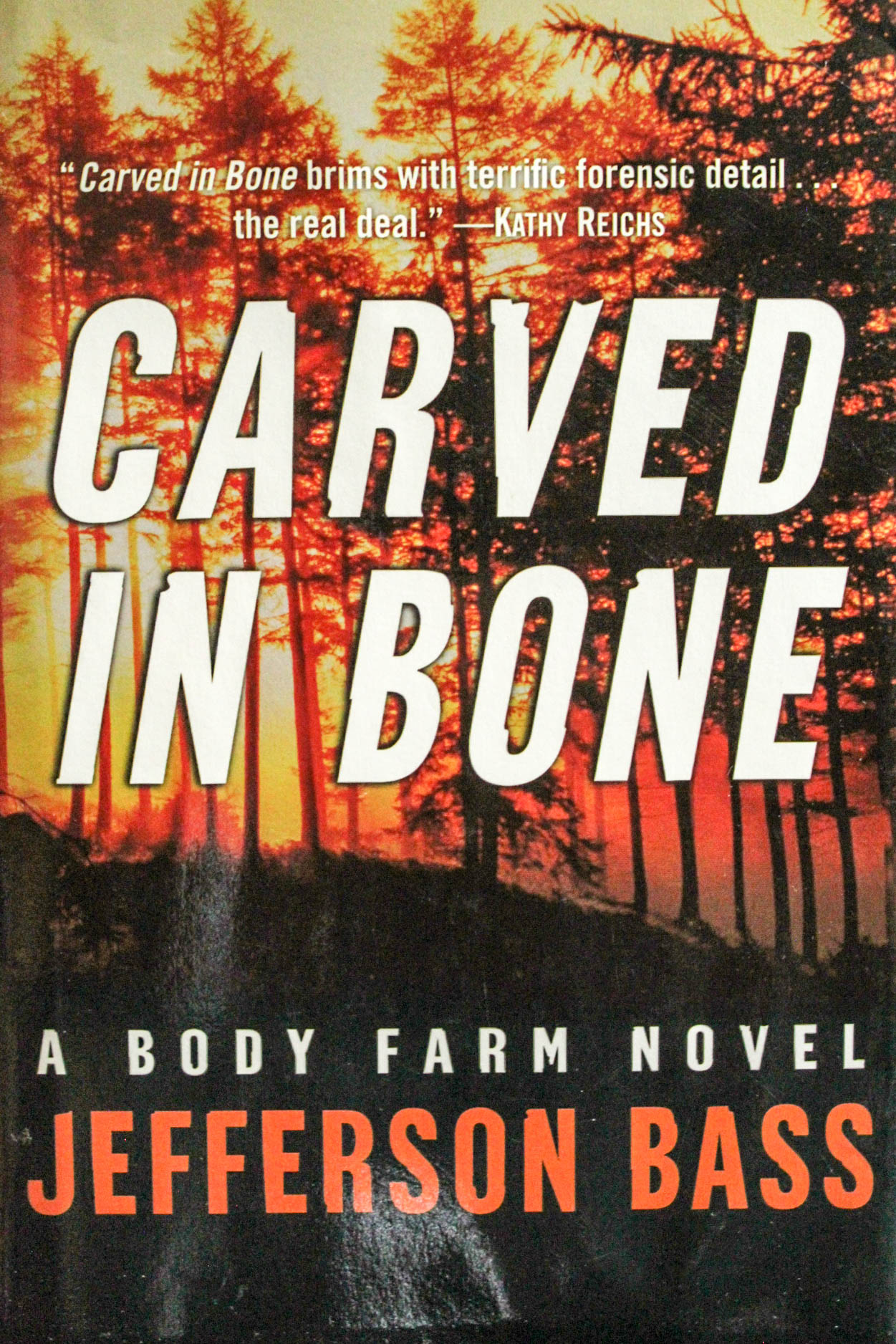 Carved in Bone: A Body Farm Novel par Dr. Bill Bass; Jon Jefferson: New ...