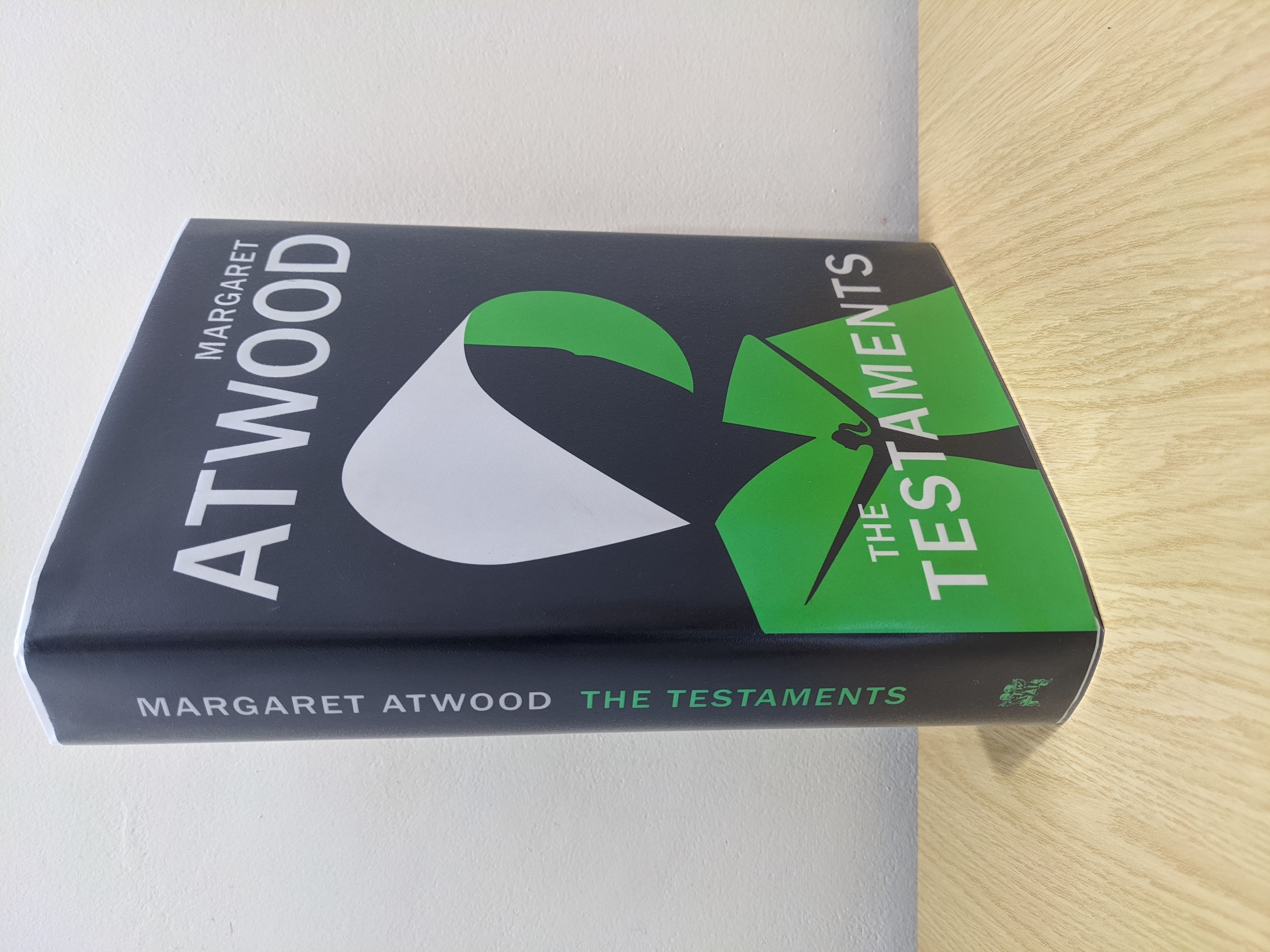 The Testaments von Atwood, Margaret: Very Good Hardcover (2019) 1st ...