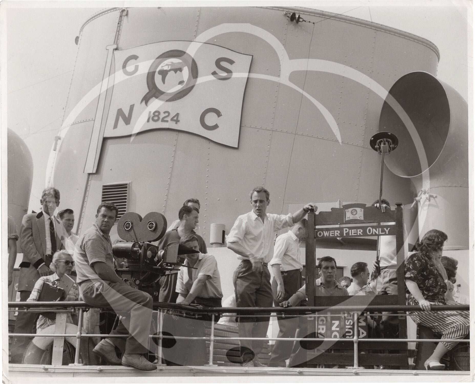 Jazz Boat (36 original photographs from the 1960 film) von Ken Hughes ...