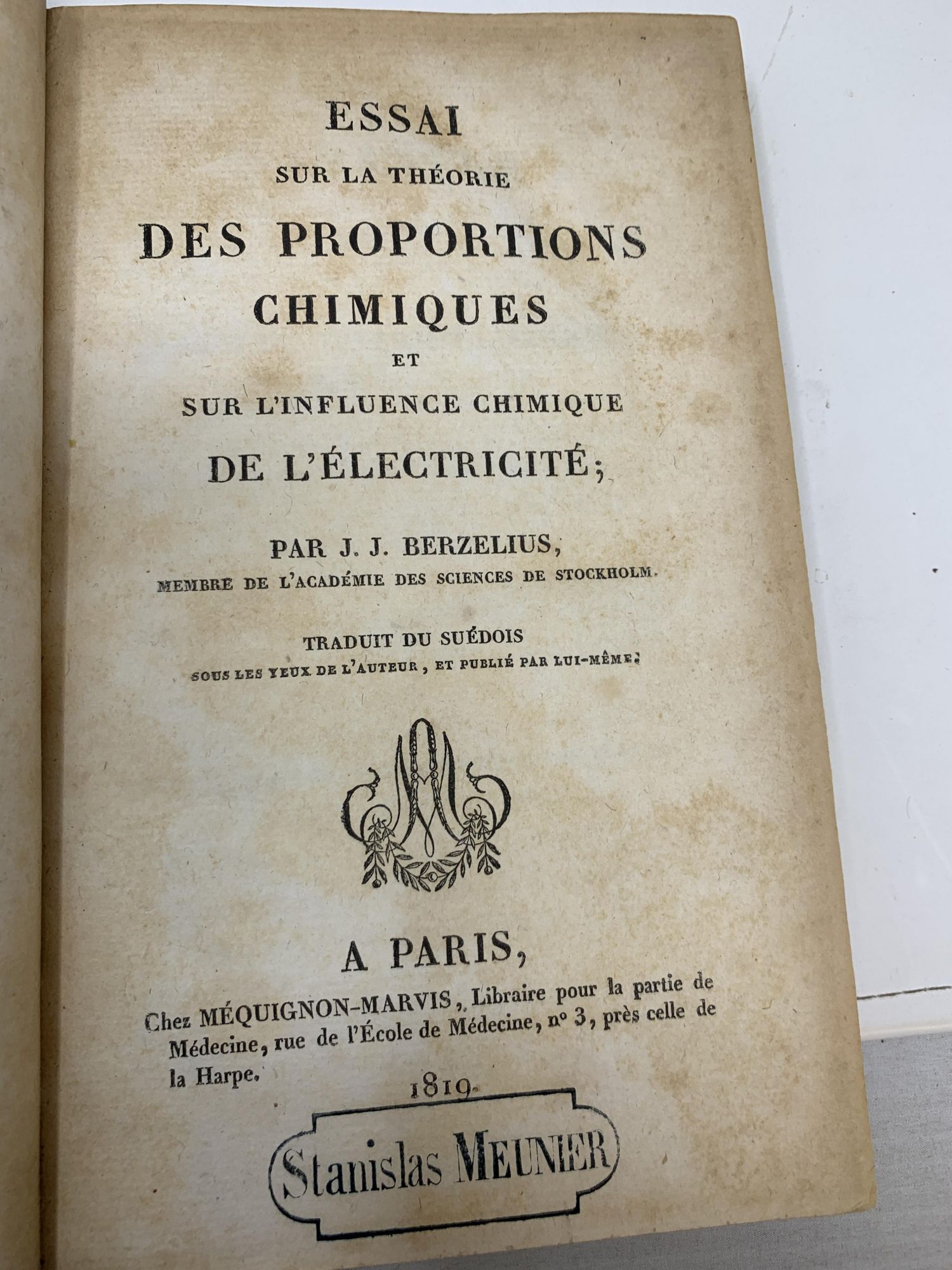 ESSAI SUR LA THEORIE DES PROPORTIONS CHIMIQUES ET SUR L'INFLUENCE ...