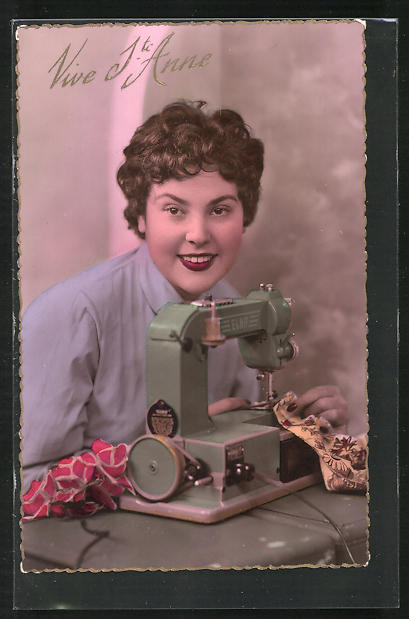 Ansichtskarte Frau arbeitet an der Nähmaschine: Manuskript ...