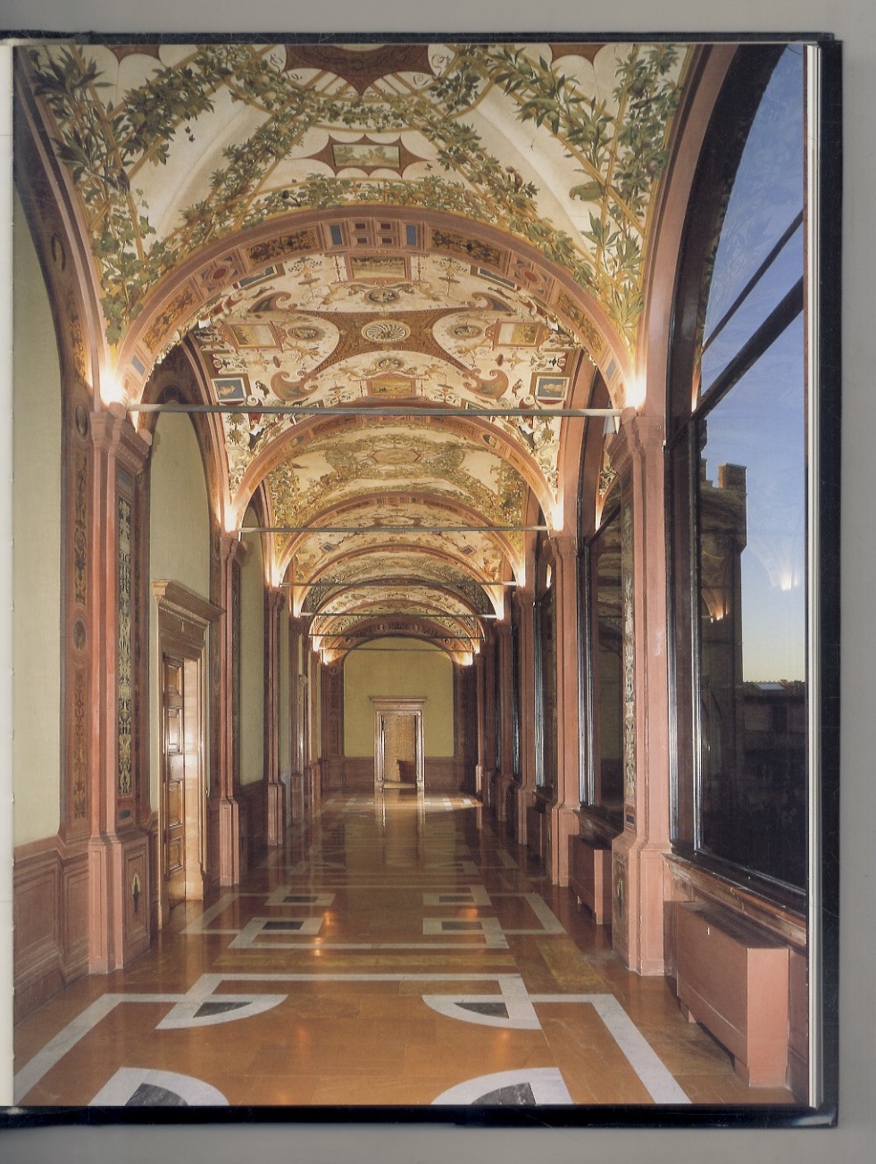 La sede storica della Banca Monte dei Paschi di Siena. L'architettura e ...