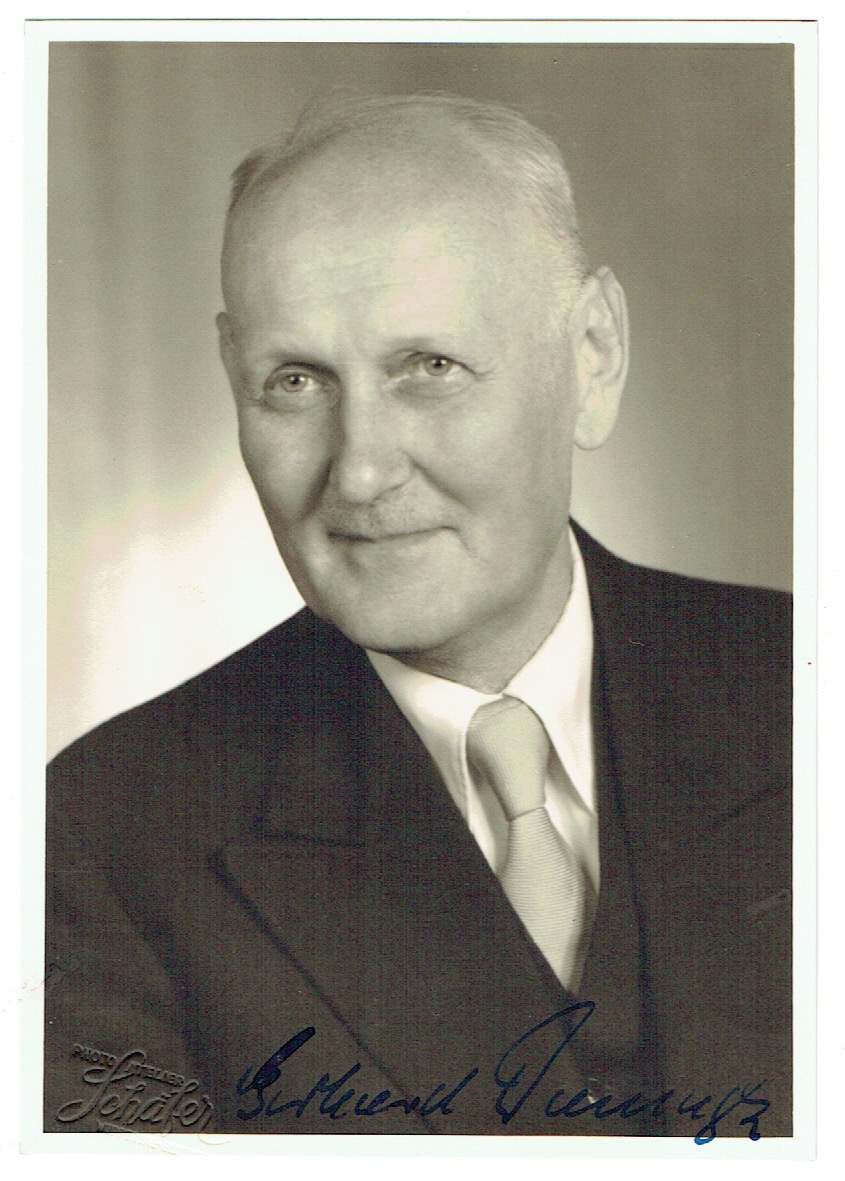 Portraitphotographie mit eigenh. Unterschrift auf der Bildseite. Dabei ...