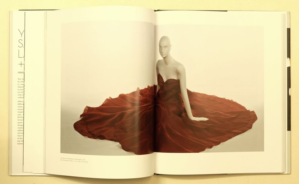 Yves Saint Laurent + Halston: Fashioning the 70s von Mears, Patricia ...