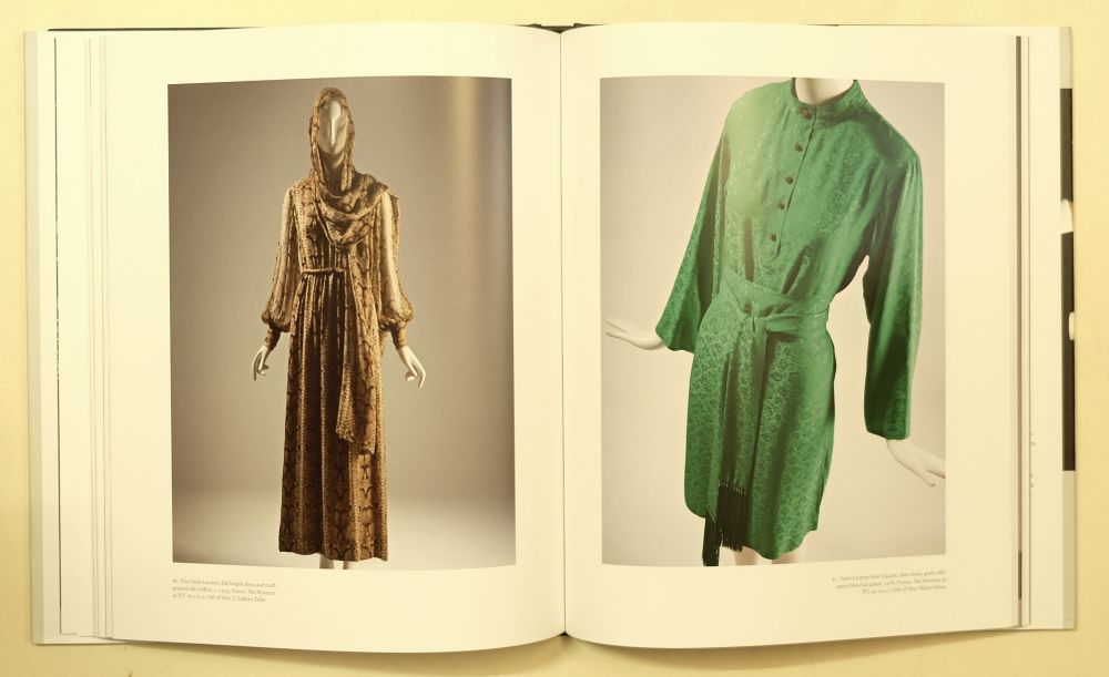 Yves Saint Laurent + Halston: Fashioning the 70s von Mears, Patricia ...