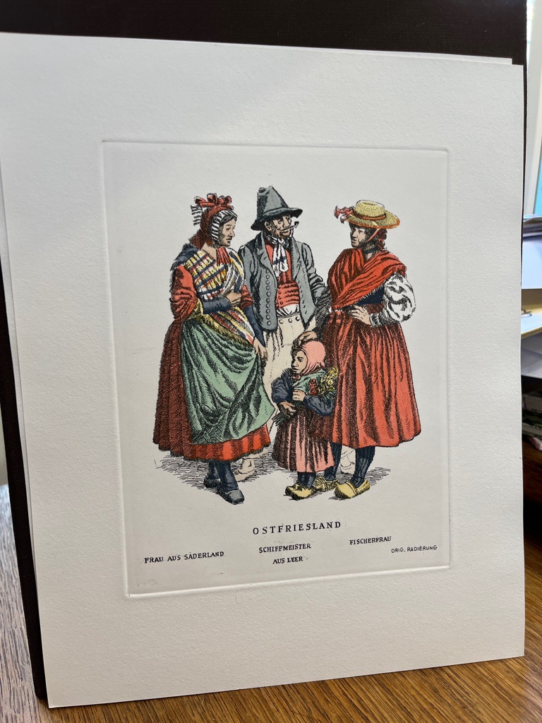 Trachten aus Ostfriesland. Fünf farbige Radierungen in Leinenmappe. by ...