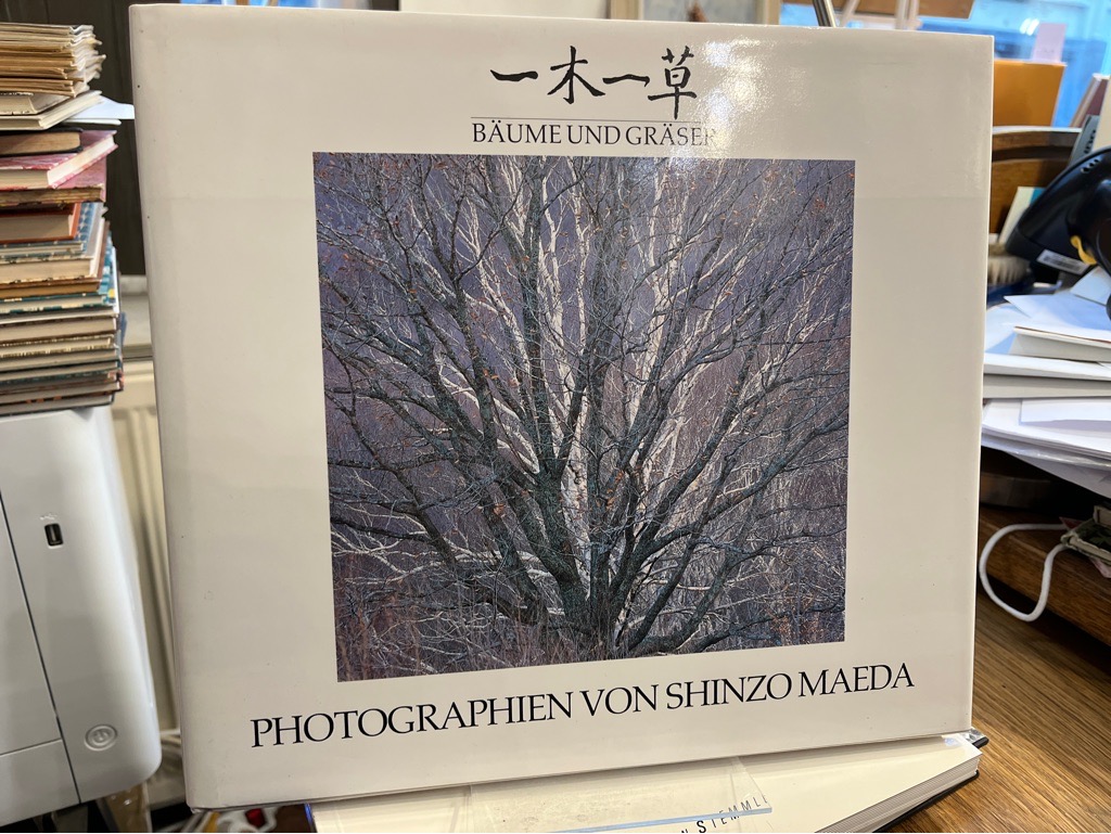 Bäume und Gräser. Photographien von Shinzo Maeda. by Maeda, Shinzo ...