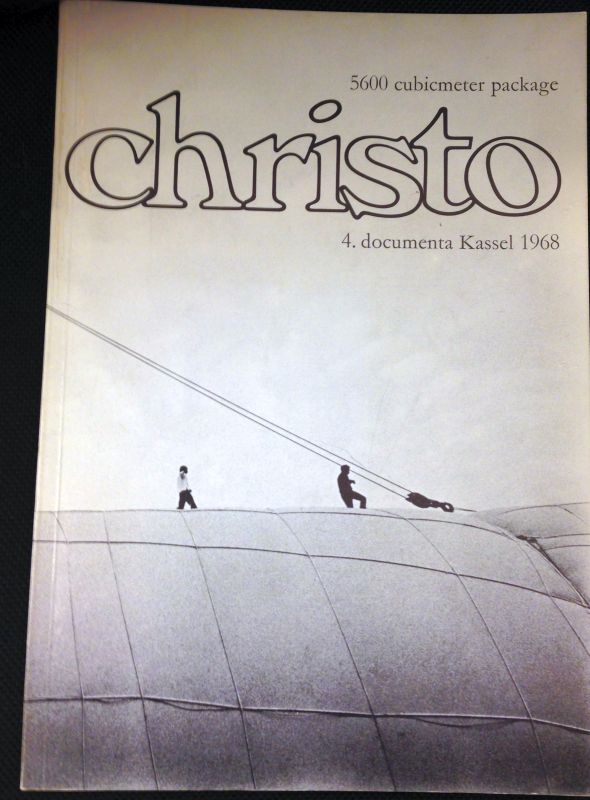 christo: 5600 cubicmeter package. 4. documenta Kassel 1968.: 4°,OKart ...