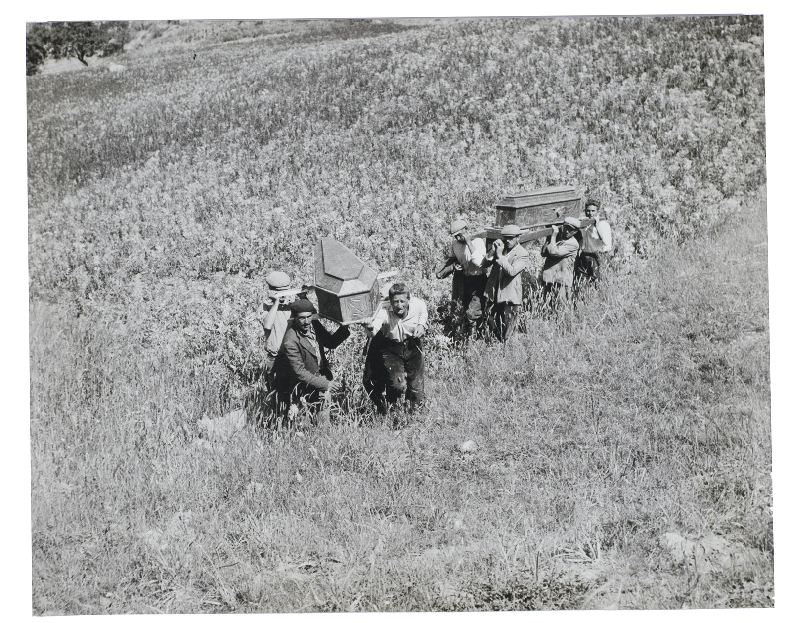 [Photographs showing mob killings, grieving families and funerals]. de ...
