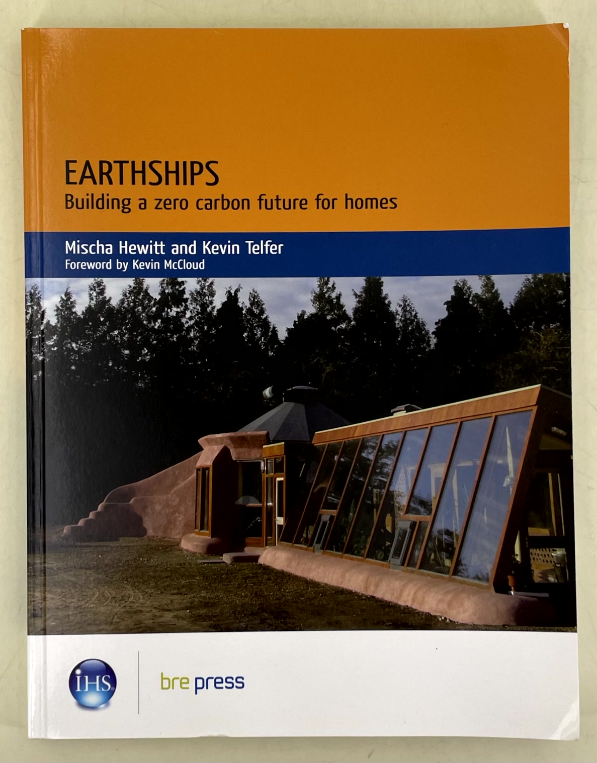 Earthships; building a zero carbon future for homes by Hewitt, Mischa ...