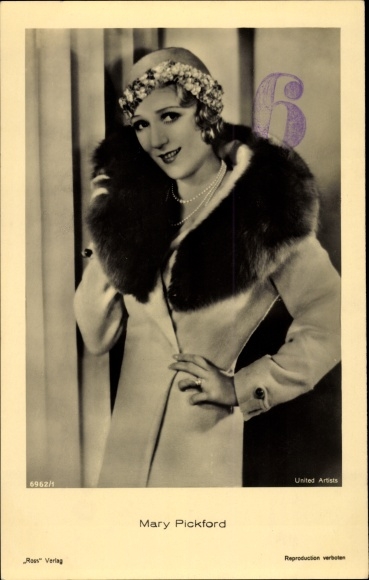 Ansichtskarte / Postkarte Schauspielerin Mary Pickford in Pelzmantel ...
