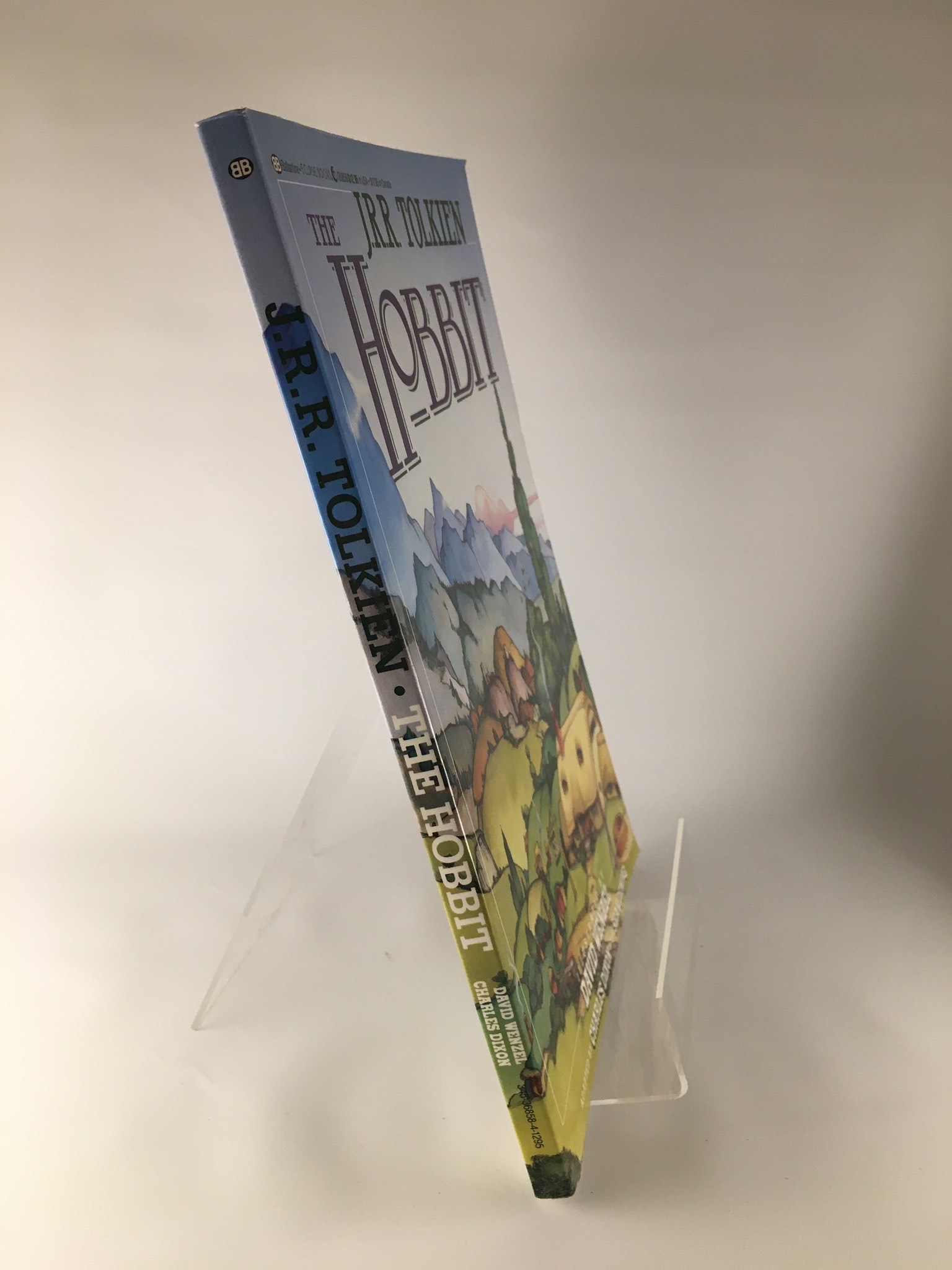 J.R.R. Tolkien's The Hobbit: An Illustrated Edition of the Fantasy ...