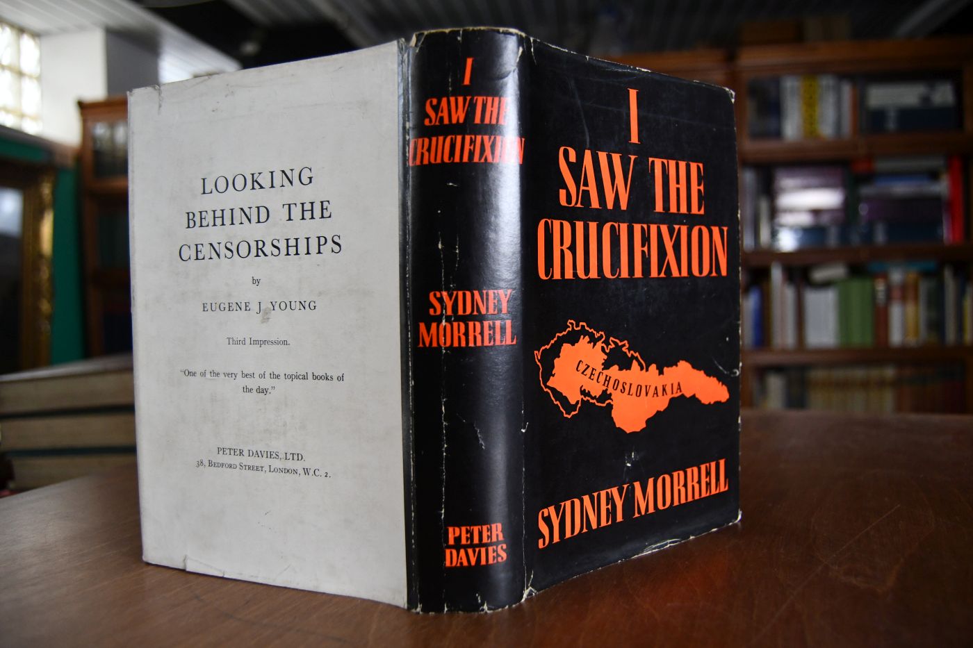 I saw the crucifixion. by Morrell, Sydney:: 20 x 14 cm, Leinen mit ...